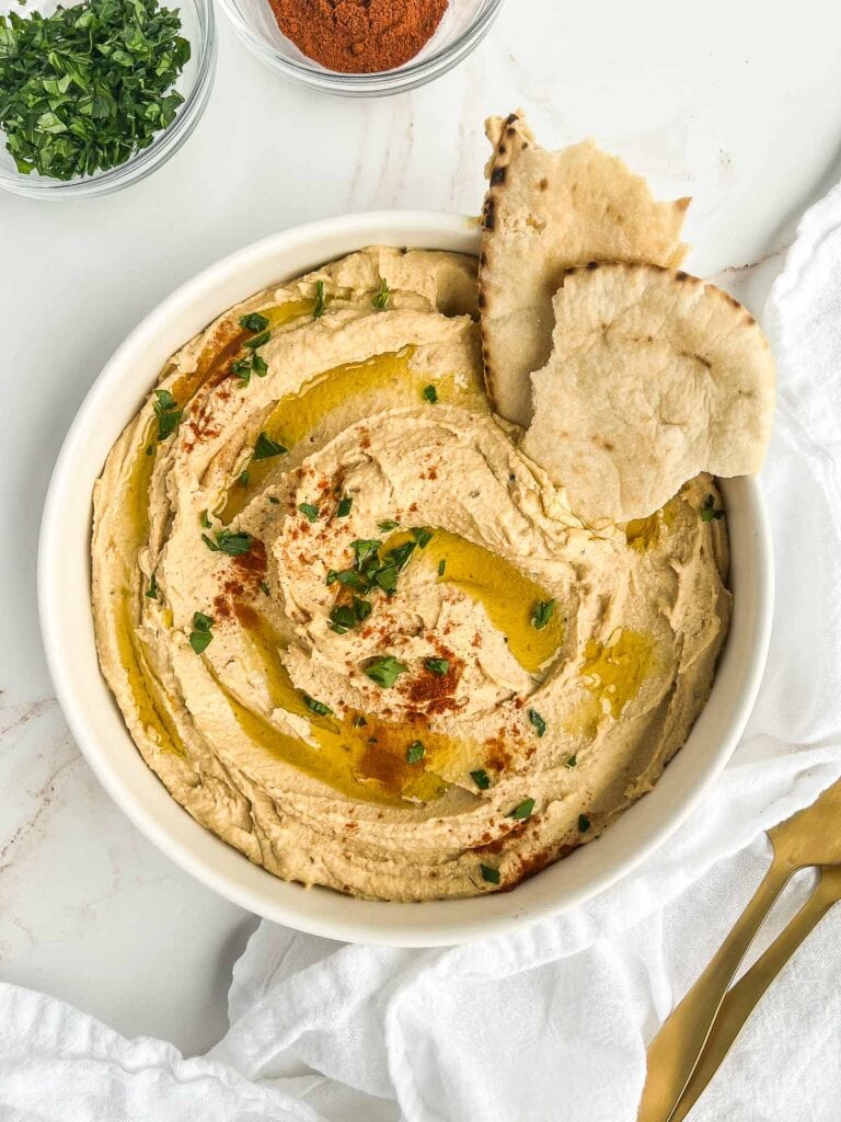 Creamy Hummus without Garlic (Low FODMAP) - Easy Chickpeasy